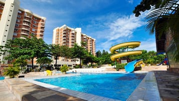 Piscina interior, piscina exterior, guarda-sóis, espreguiçadeiras