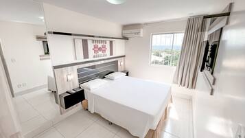 Quarto Quádruplo Standard | Minibar, cofre no quarto, secretária, ferro/tábua de engomar