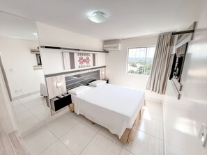 Quarto Quádruplo Standard | Minibar, cofre no quarto, secretária, ferro/tábua de engomar 