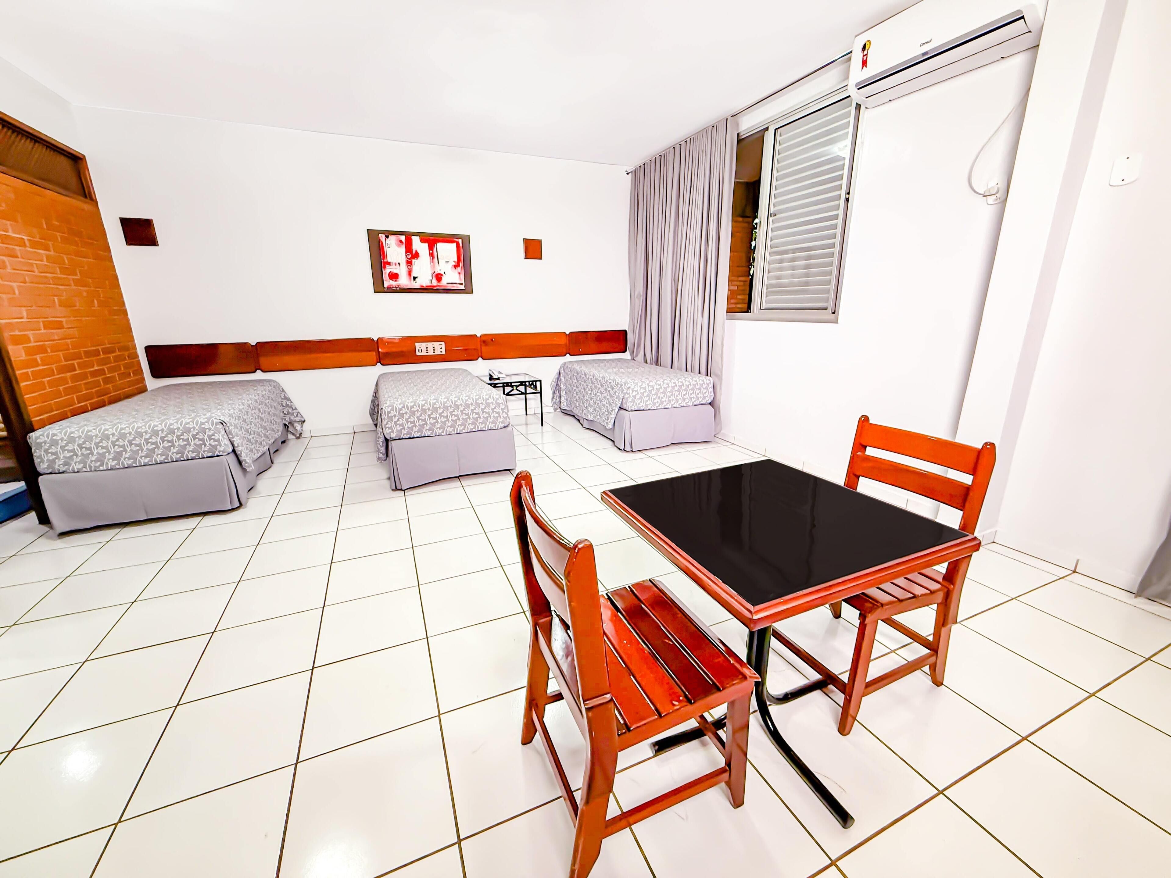 Suíte standard | Frigobar, cofres nos quartos, cortinas blackout, berços grátis