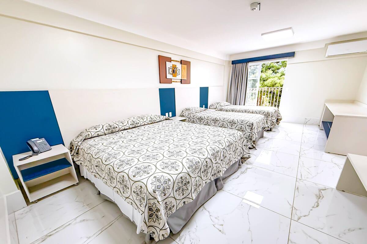 Apartamento luxo | Frigobar, cofres nos quartos, cortinas blackout, berços grátis