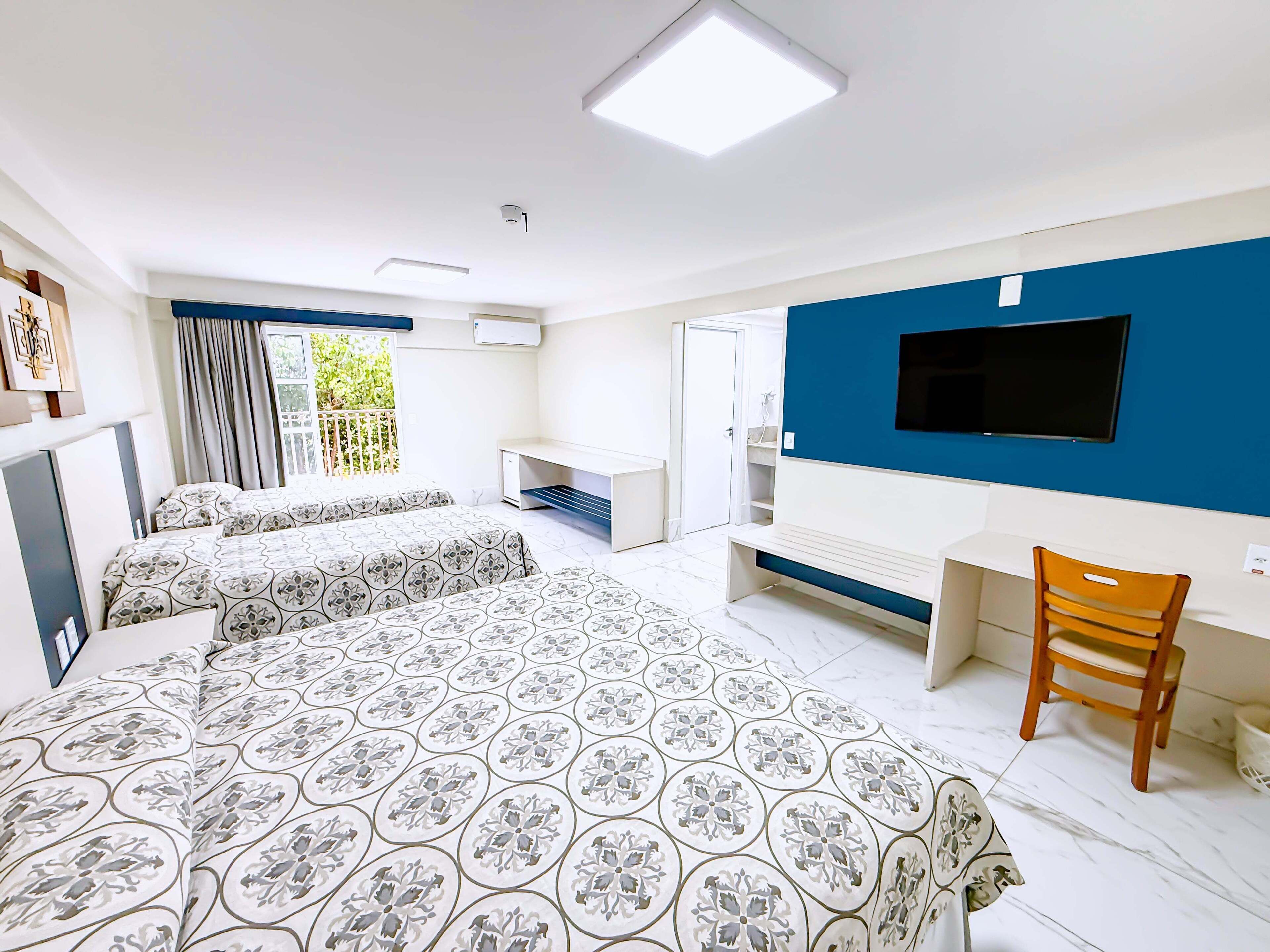 Frigobar, cofres nos quartos, cortinas blackout, berços grátis