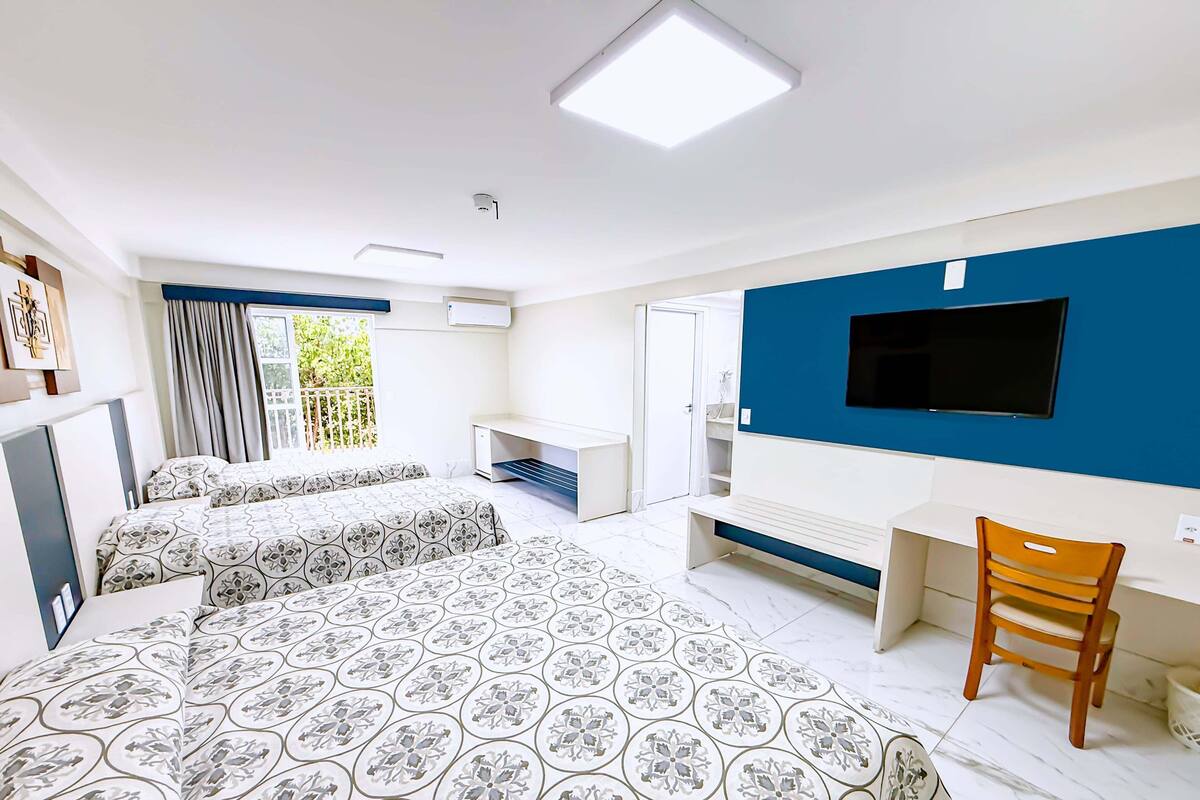 Frigobar, cofres nos quartos, cortinas blackout, berços grátis