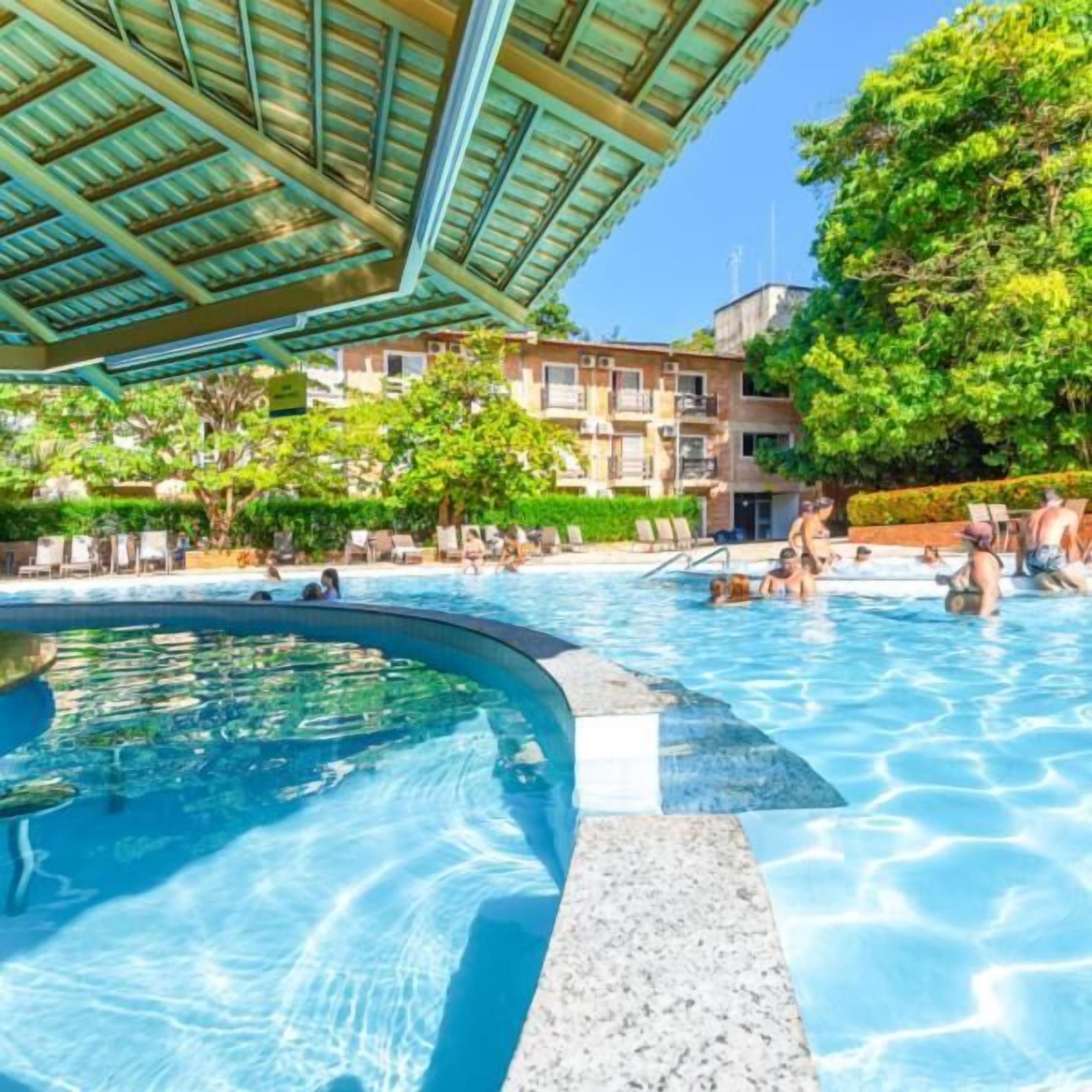 15 piscinas exteriores, toldos gratuitos, guarda-sóis 