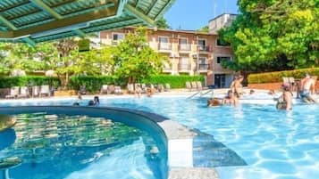 15 piscinas exteriores, toldos gratuitos, guarda-sóis