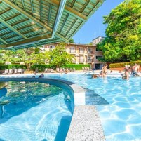 15 piscinas externas, barracas de cortesia, guarda-sóis