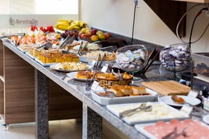 Café da manhã com buffet grátis todos os dias