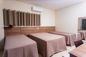 Quarto casal luxo, 1 cama de casal | Frigobar, escrivaninha, espaço de trabalho para notebook