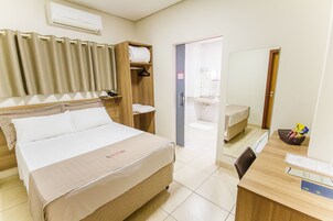 Quarto casal luxo, 1 cama de casal | Frigobar, escrivaninha, espaço de trabalho para notebook