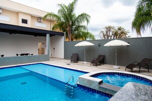 Piscina interna, funciona das 9h às 22h, espreguiçadeiras