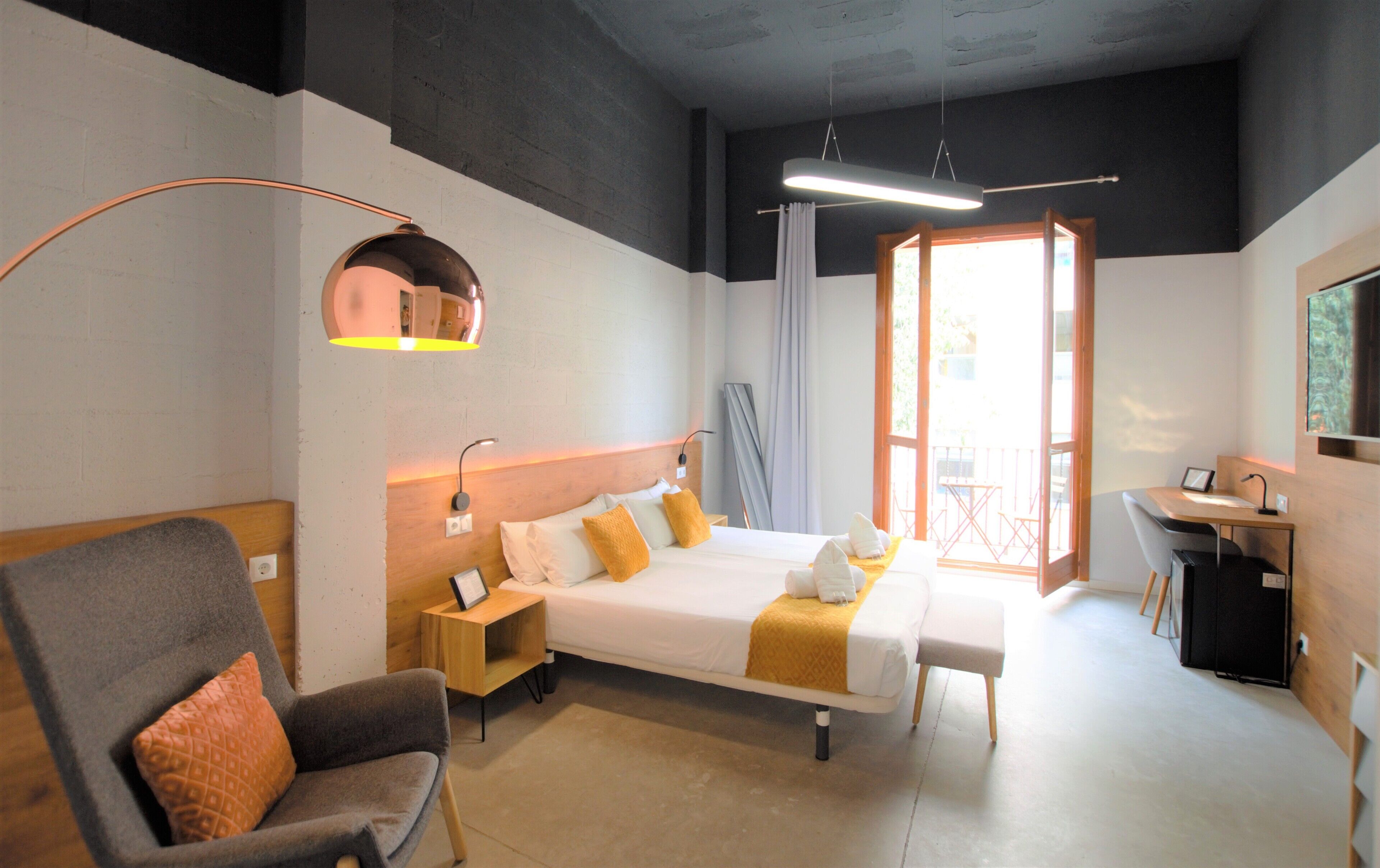 Quarto casal ou duplo superior, sacada | Frigobar, cofres nos quartos, escrivaninha, cortinas blackout