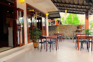 Pequeno-almoço inglês diário (5 USD por pessoa)