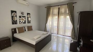 Cofres nos quartos, escrivaninha, cortinas blackout