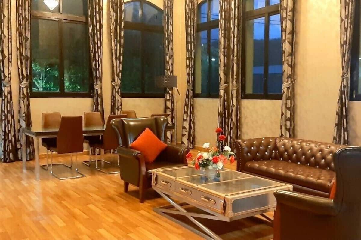 Cobertura, 2 quartos, vista para o jardim | Área de estar | TV de tela plana 32 polegadas com canais a cabo, TV