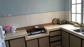 Apartamento standard, 3 quartos | Cozinha americana privada | Geladeira grande, cooktop, chaleira elétrica