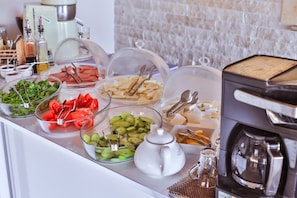 Buffet com diversos alimentos e acompanhamentos.