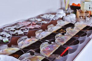 Buffet com diversos pratos e acompanhamentos.