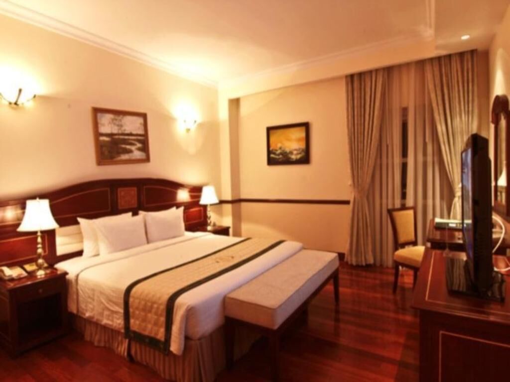 Minibar, cofre no quarto, secretária, quartos insonorizados 