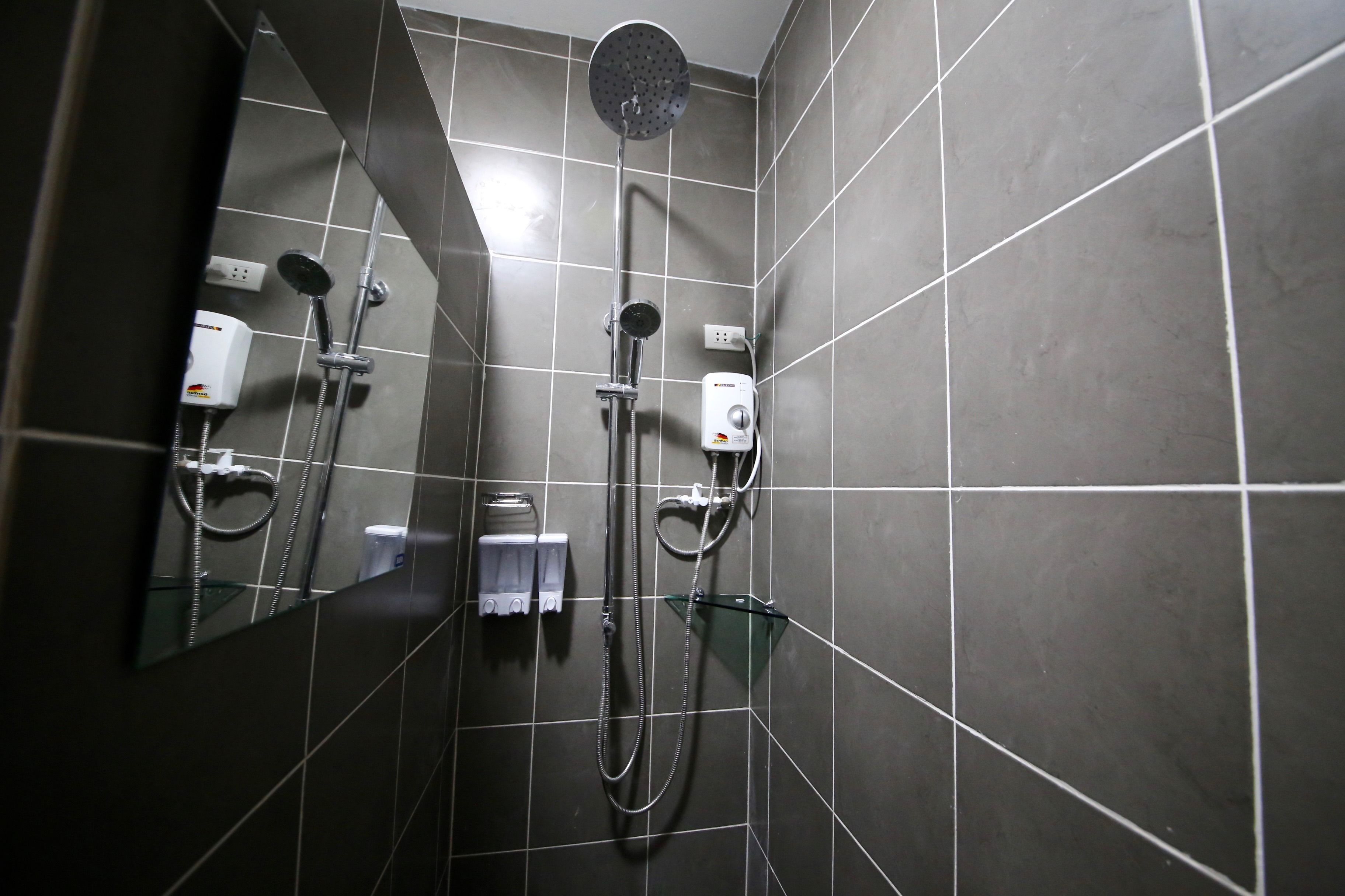 Um polibã, artigos de higiene pessoal grátis, um secador de cabelo 