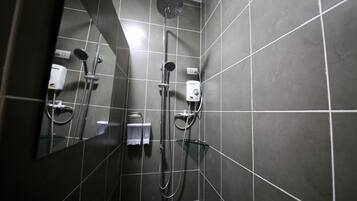 Um polibã, artigos de higiene pessoal grátis, um secador de cabelo