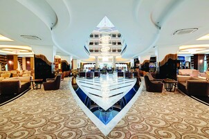 5 bares/lounges, 3 bares junto à piscina, um bar de praia 