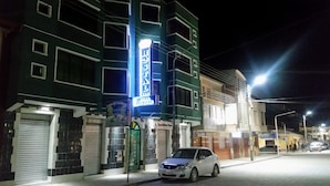 Fachada do alojamento (tarde/noite)