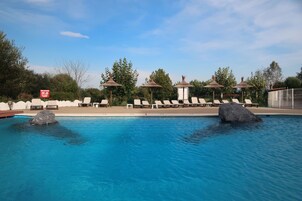 Piscina exterior sazonal, espreguiçadeiras 