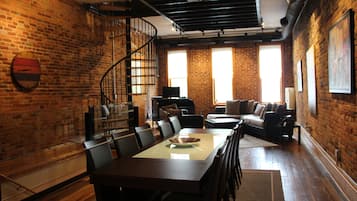 Apartamento Executivo em Condomínio Fechado (The Johnson Condominium) | Sala de estar | TV de ecrã plano