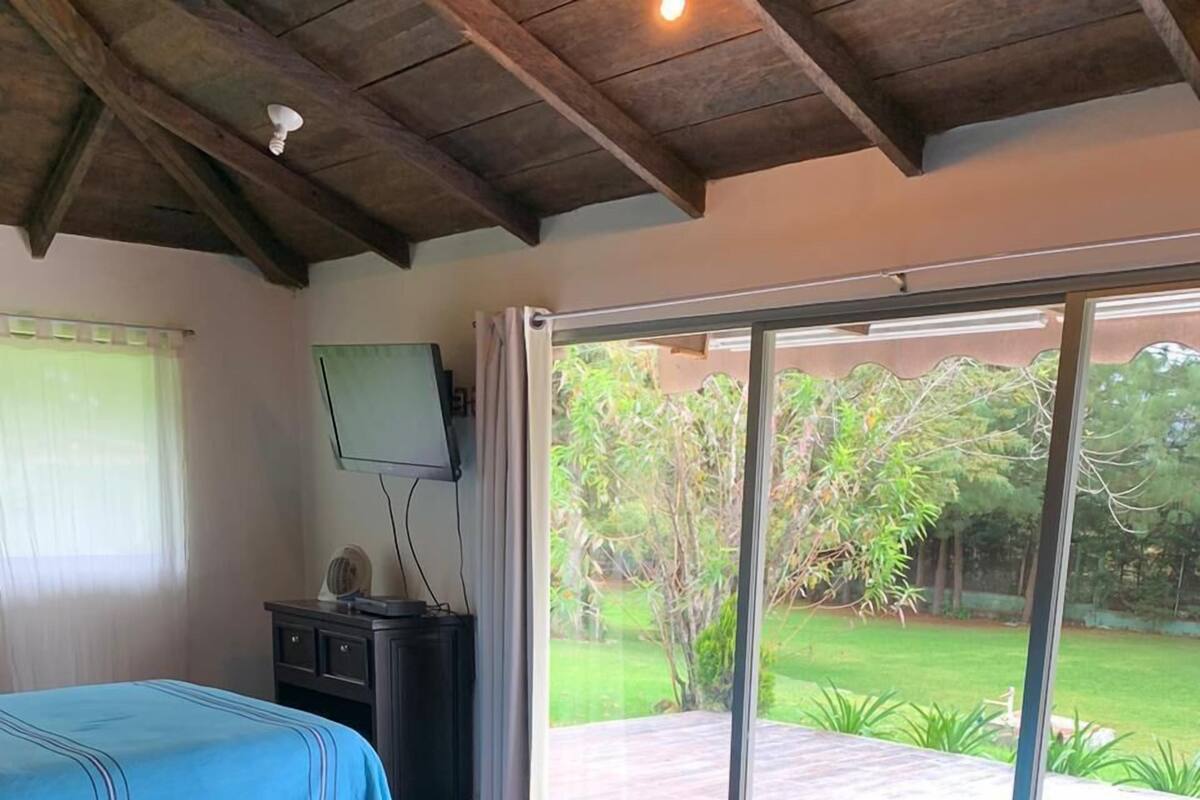 Secretária, ferro/tábua de engomar, berços/camas para crianças grátis 