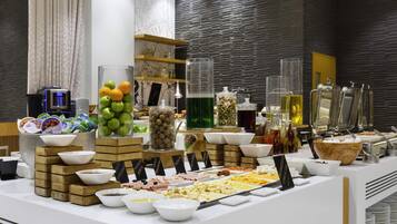 Pequeno-almoço tipo buffet diário (9.5 OMR por pessoa)