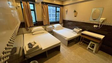 Quarto Quádruplo Familiar (With Window) | Casa de banho | Um polibã, um secador de cabelo, toalhas fornecidas