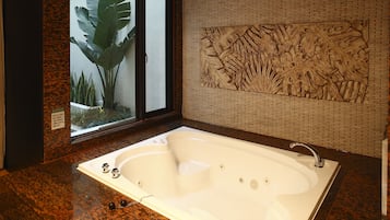 Quarto casal standard | Banheira de hidromassagem particular