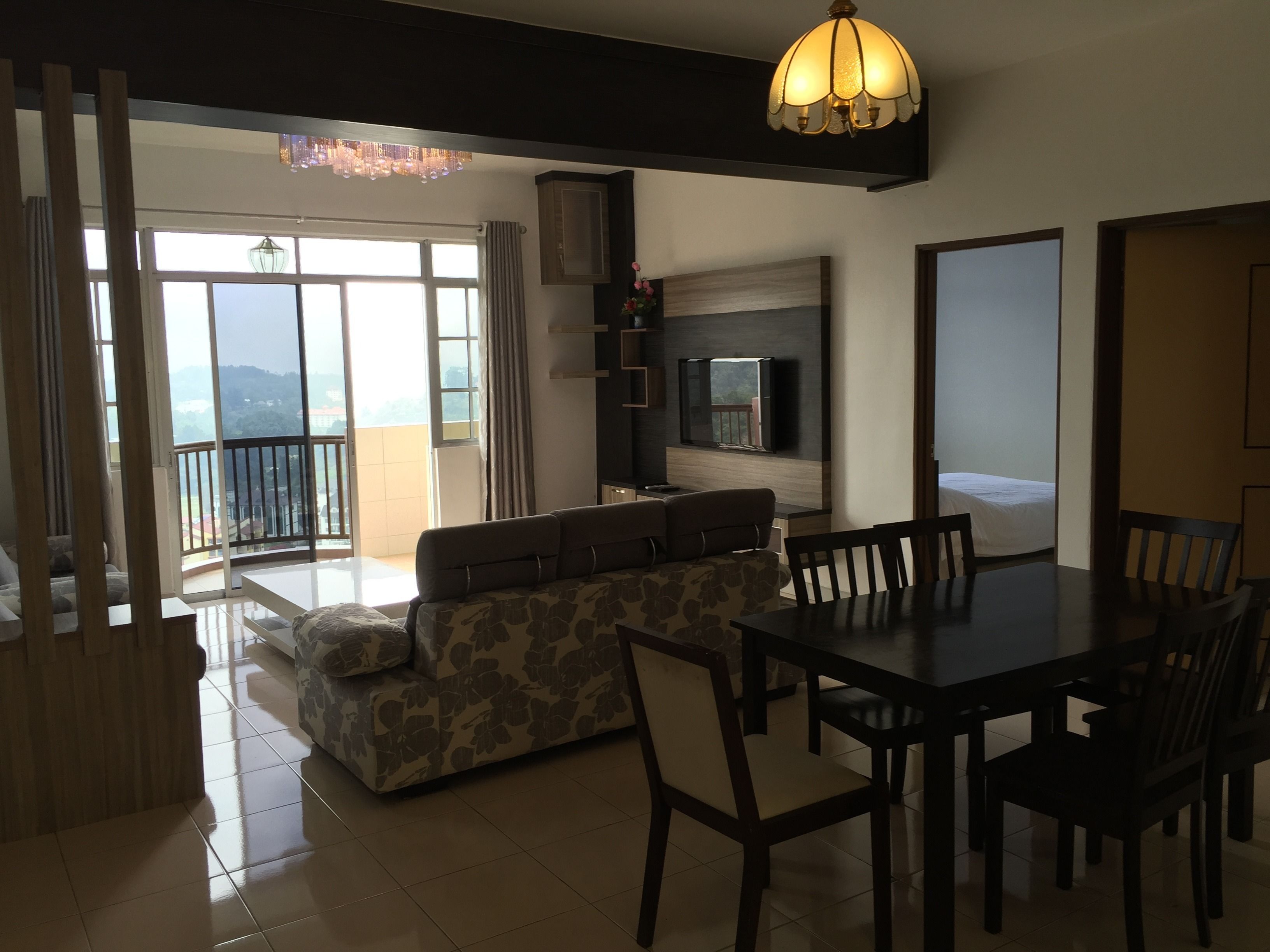 Apartamento premier, 3 quartos | Opções para refeição no quarto