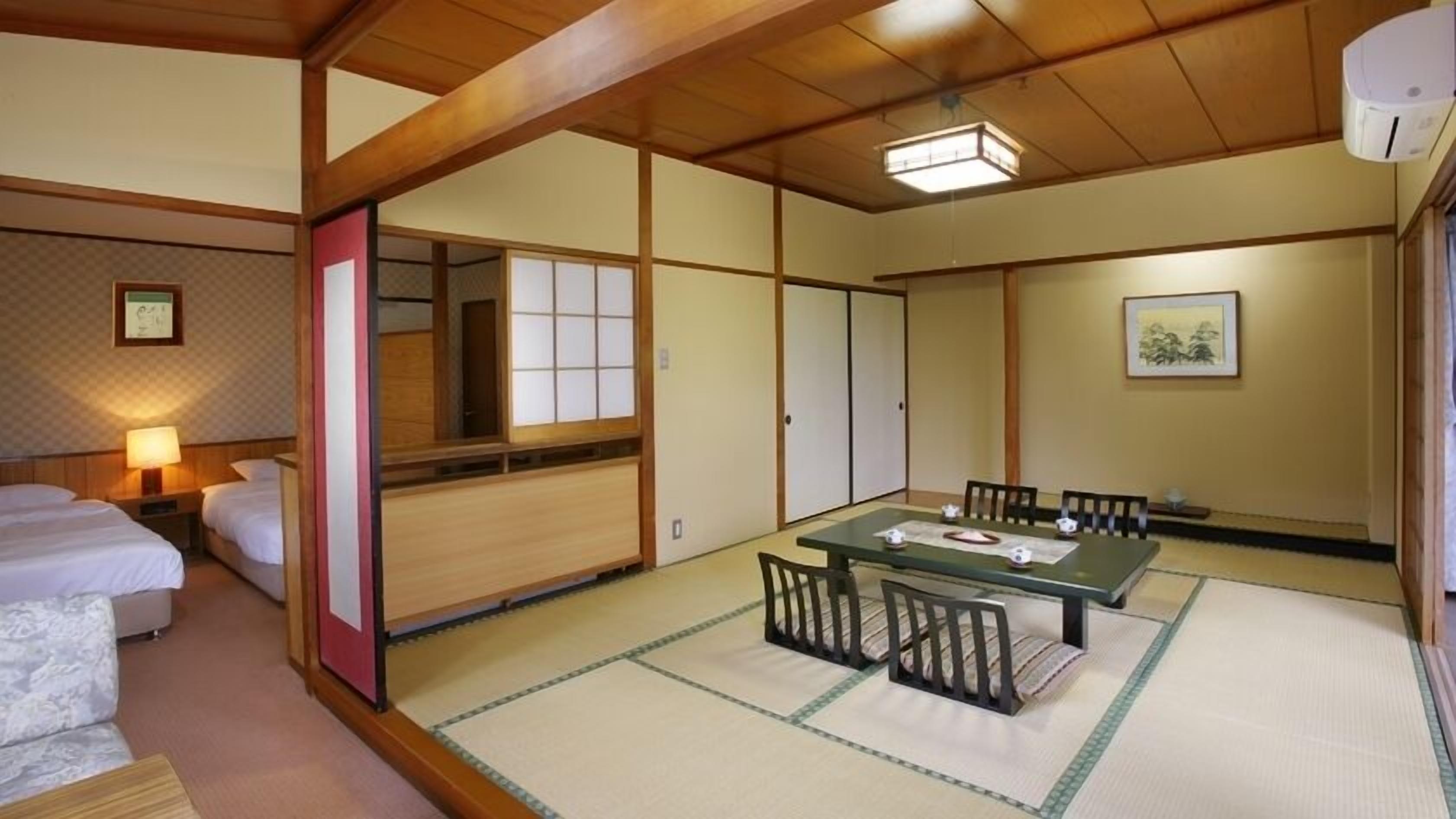 Quarto japonês tradicional com tatames, uma mesa baixa e cadeiras, e uma porta deslizante.