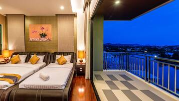 Family Suite (Twin), Balcony | 1 quarto, roupa hipoalergénica, minibar, cofre no quarto