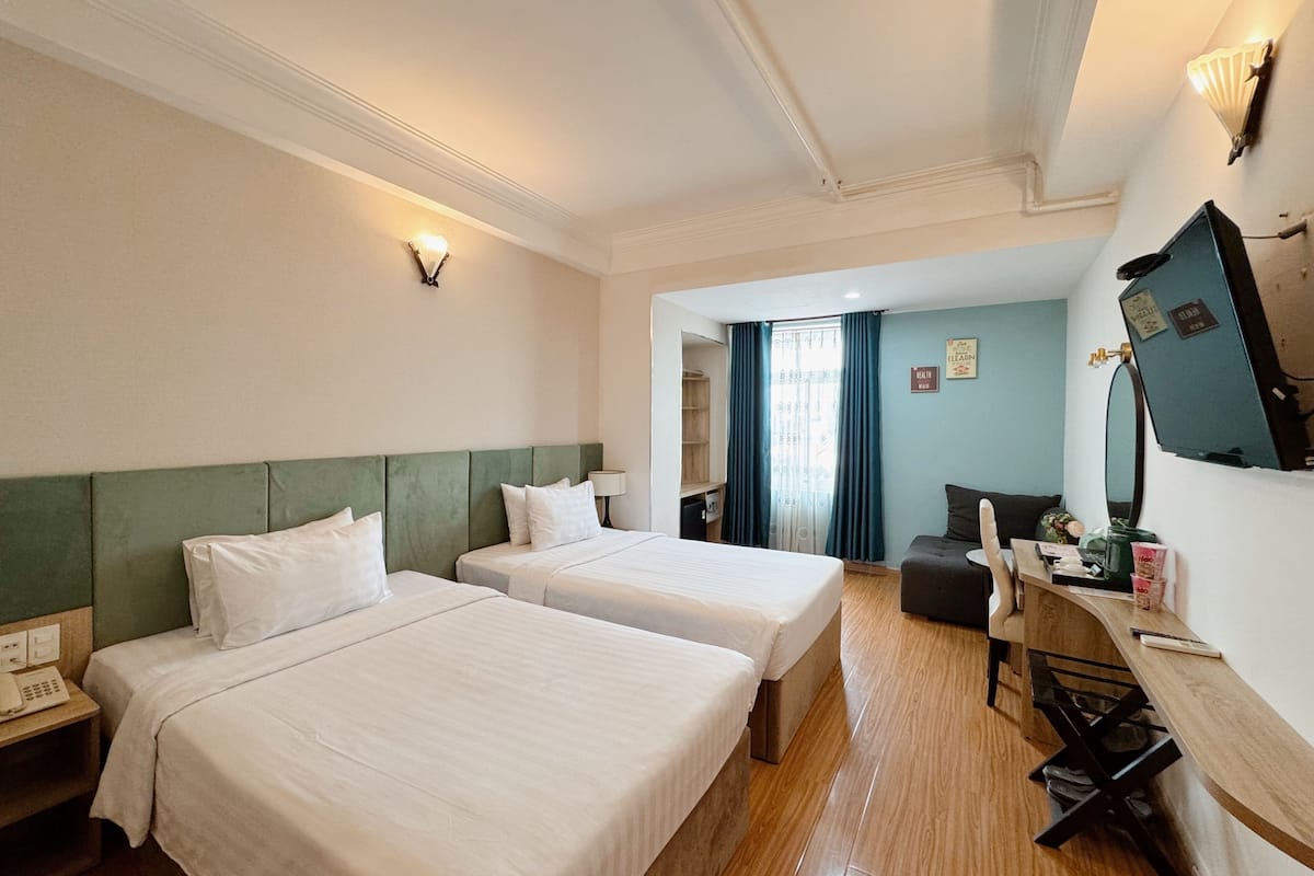 Suite, Vista para a cidade | Roupa de alta qualidade, minibar, cofre no quarto, secretária