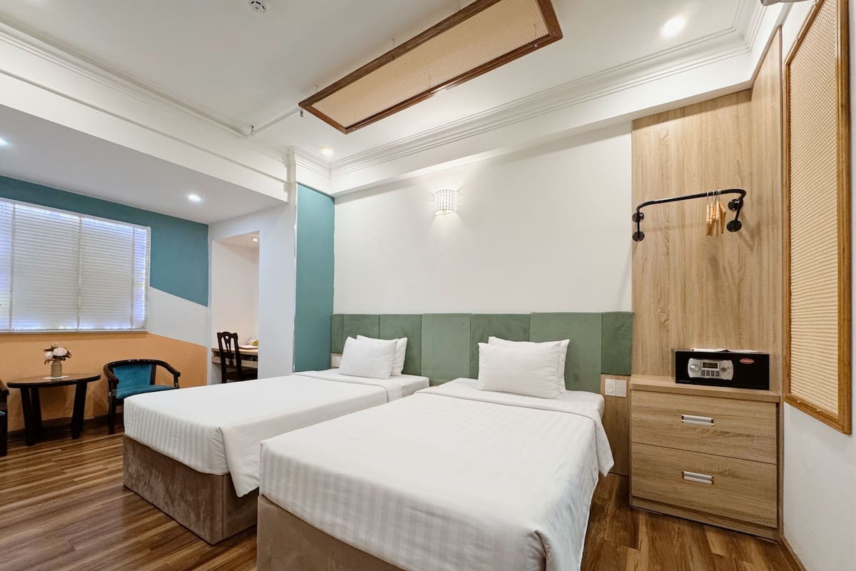 Quarto Twin Deluxe | Roupa de alta qualidade, minibar, cofre no quarto, secretária
