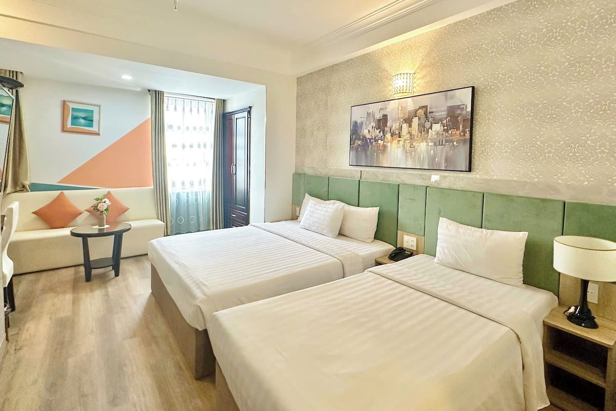 Suíte (Twin - With Window) | Frigobar, cofres nos quartos, escrivaninha