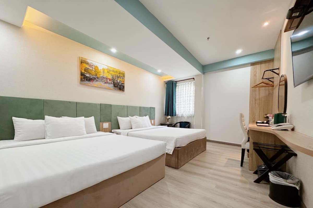 Quarto Familiar, 2 camas de casal, Vista para a cidade | Roupa de alta qualidade, minibar, cofre no quarto, secretária