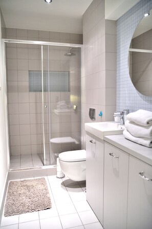 Apartamento, 1 quarto | Casa de banho | Artigos de higiene pessoal grátis, um secador de cabelo 