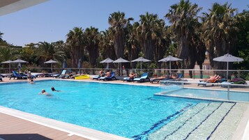 Piscina externa, guarda-sóis, espreguiçadeiras