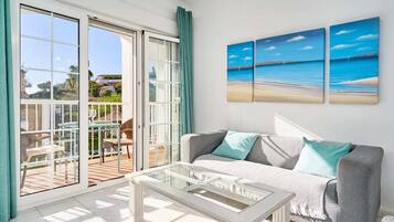 Apartamento Deluxe, 1 quarto, terraço, vista para a piscina (Apartamento N2) | Sala de estar | TV de ecrã plano