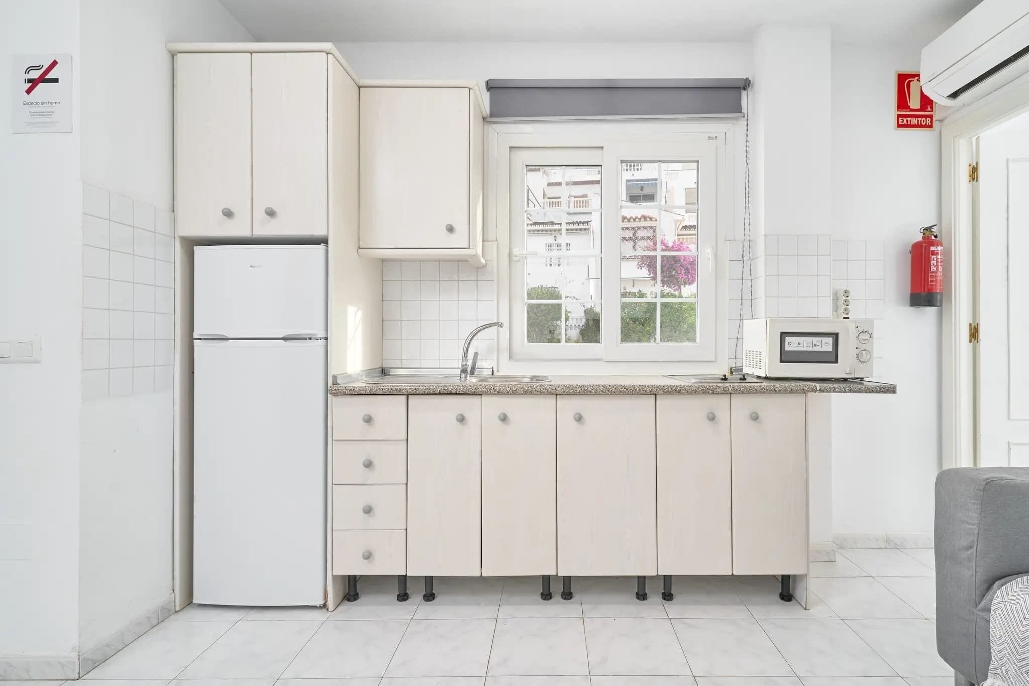 Apartamento, 2 quartos, terraço, vista para a piscina (Apartamento N4) | Cozinha privada | Geladeira grande, micro-ondas, cooktop, cafeteira/chaleira