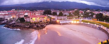 Perto da praia, areia branca, 2 bares na praia