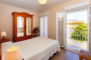 Apartamento, 2 quartos | 1 quarto, cortinas blackout, ferros/tábuas de passar roupa