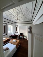 Com decoração personalizada, quartos insonorizados, Wi-fi grátis 