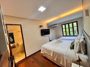 Suite Vista Vale, Primeiro andar | Frigobar, cortinas blackout, ferros/tábuas de passar roupa