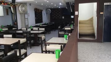 Pequenos-almoços, almoços, jantares servidos, cozinha internacional