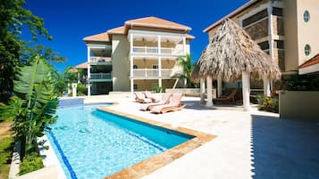 Apartamento em Condomínio Fechado, 2 quartos, terraço, vista para o jardim | Piscina exterior | Piscina exterior