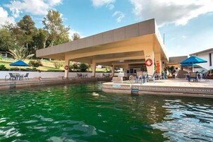 Piscina interior, da(s) 7:00 à(s) 22:00, guarda-sóis, espreguiçadeiras